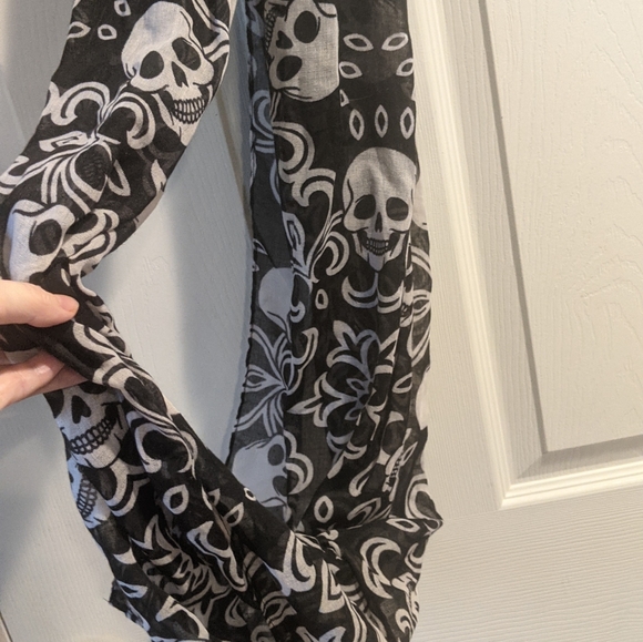 Hot Topic | Accessories | Nwt Hot Topic Black And White Skull Infinity ...